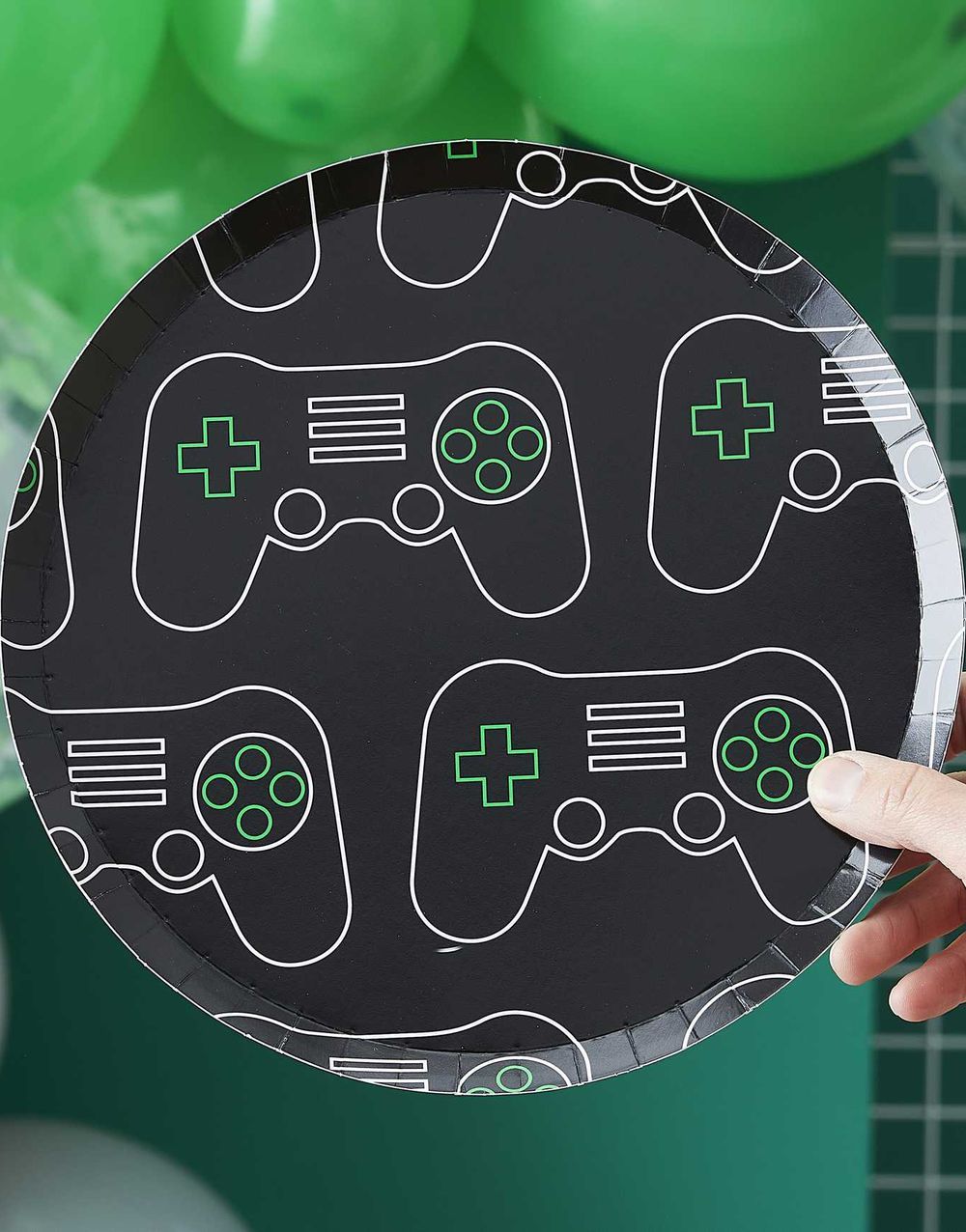 8 st svarta papptallrikar 25 cm - Game On - Flata Tallrikar - Bestick ...